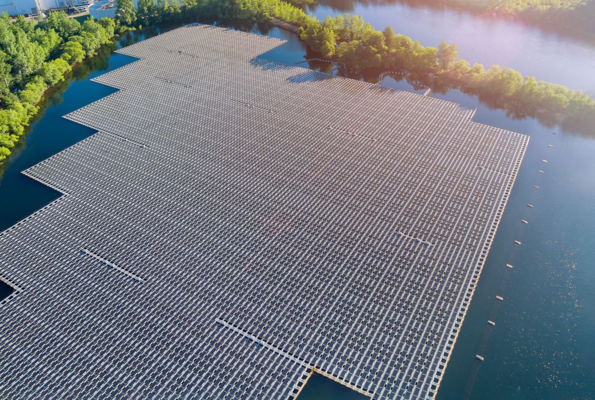 World’s Largest Floating Solar Installations - Hazelett Marine